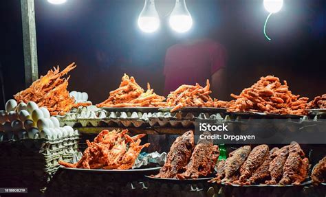 푸리 해변의 바다 해변 쪽에서 다양한 종류의 바다 물고기 게 문어 등으로 만든 길거리 음식 오디 샤 인도 아시아 2020 년 2