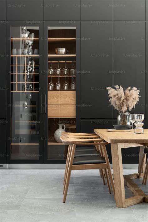 테이블과 의자가 있는 식당 사진 Unsplash의 인테리어 디자인 이미지