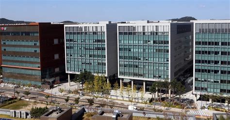 Lg이노텍 내년 영업익 추정치 235 하향목표가↓ Kb