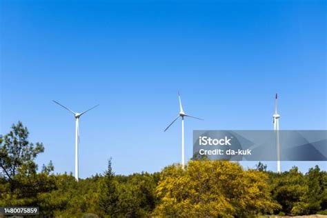 푸른 하늘을 배경으로 산에 있는 풍력 터빈 농장 재생 에너지 개념입니다 0명에 대한 스톡 사진 및 기타 이미지 0명 구름 녹색 기술 Istock