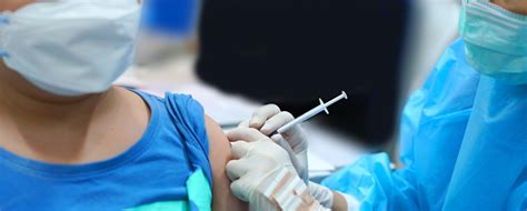 아이는 질병으로 인한 건강 예방을 위해 어깨 부위에서 의사 백신 주사 주사기로 예방 접종을받습니다 보살핌에 대한 스톡 사진 및 기타 이미지 Istock