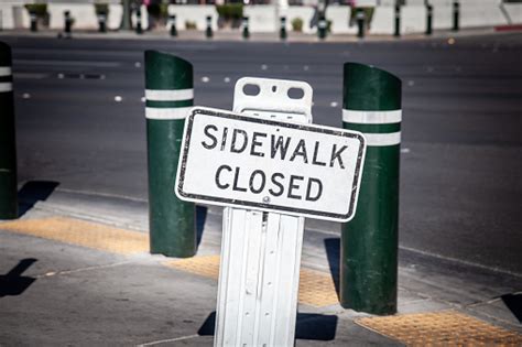 라스베이거스의 보행자 도로에 설치된 보도 폐쇄 도로 표지판은 도로 공사 또는 건설 활동과 미국과 미국의 보행 가능성에 미치는 영향을 나타냅니다 0명에 대한 스톡 사진 및
