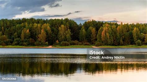 강과 석양이 비추는 숲이 있는 풍경 물 속에서 구름의 반사 0명에 대한 스톡 사진 및 기타 이미지 0명 가을 강 Istock