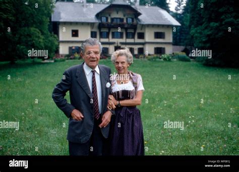 Fürst Tassilo Von Fürstenberg Mit Seiner Zweiten Ehefrau Cecil Amelia Blaffer In Strobl