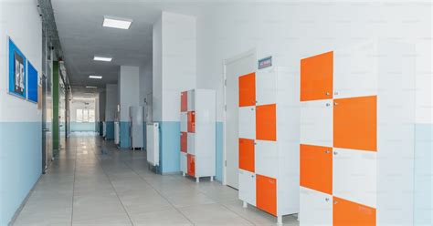 주황색과 흰색 사물함이 있는 긴 복도 사진 Unsplash의 학교 기호 이미지