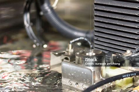 제조 공정에서 Cnc 와이어 절단 기계에 의한 첨단 기술 및 정밀 금형 절단 기계 가공에 대한 스톡 사진 및 기타 이미지