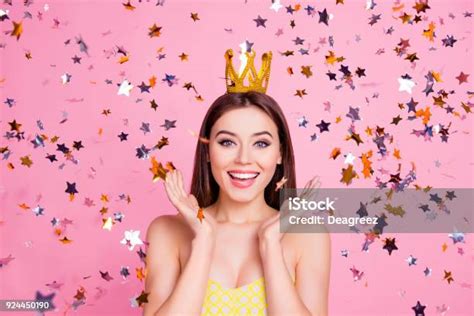 세상에 와우 럭셔리 로맨틱 여름 카니발 이벤트 개념을 표현 하는 감정 얼굴 가까이 손을 잡고 황금 왕관과 함께 귀여운 사랑 스러운 부드러운 귀여운 달콤한 마법의 꽤 매력적인