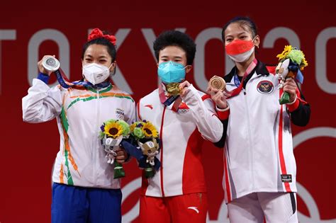 Chinas Hou Zhihui Wins Opening Weightlifting Gold With An Olympic Record Infobae