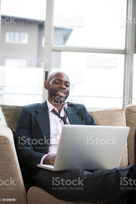 노트북 컴퓨터에서 작업 하는 해피 블랙 아프리카 계 미국인 경영자에 대한 스톡 사진 및 기타 이미지 경영자 기업 문화 기업 비즈니스 Istock