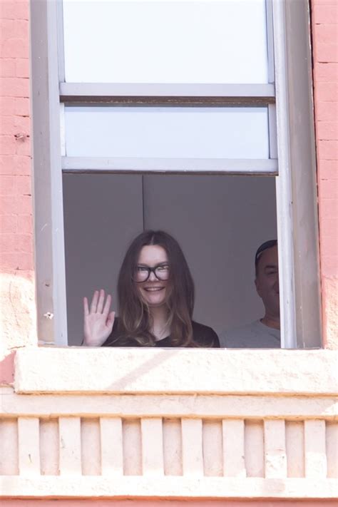 Inventing Anna Anna Sorokin Waves From Flat After Being Released On Bail Metro News