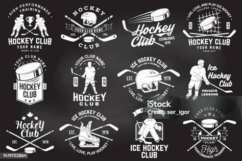 아이스 하키 클럽 로고 칠판에 배지 디자인 셔츠 또는 로고 인쇄 우표 또는 티에 대한 개념 겨울 스포츠 플레이어 스티커 퍽 헬멧 및 스케이트 실루엣이있는 빈티지 타이포그래피