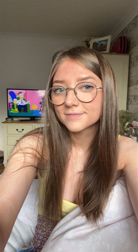 Pin By Reinhard Schmeling On Model Big Women Fashion Girls With Glasses Girl Fashion