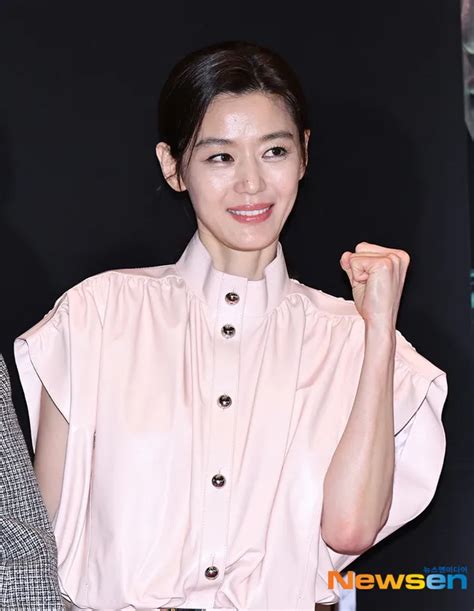 Jun Ji Hyun Cantik Paripurna Pakai Pink Di Showcase Film Colony
