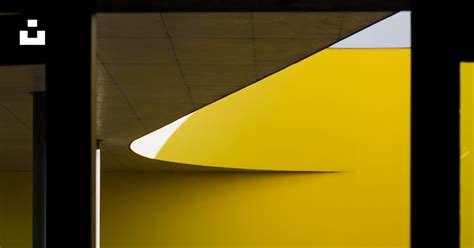 벽에 시계가있는 노란색 방 사진 Unsplash의 무료 리스본 이미지