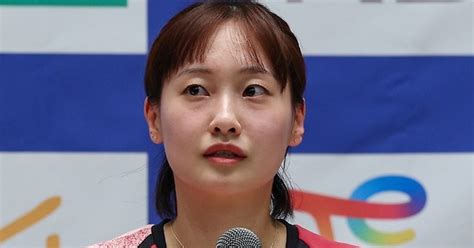 질문에 답하는 채유정