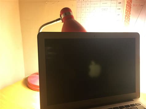 Putting A Lamp Behind A Locked Macbook Screen Lets You See The Apple Logo On The Back R