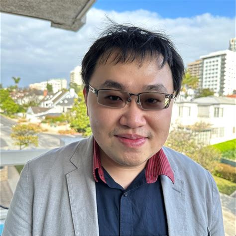 騏 寫日記，就像跟自己開會。 每天早上 810 分，我都會準時打開筆記本與自己進行對話。 這不是在寫流水帳，而是一種深度思考的儀式