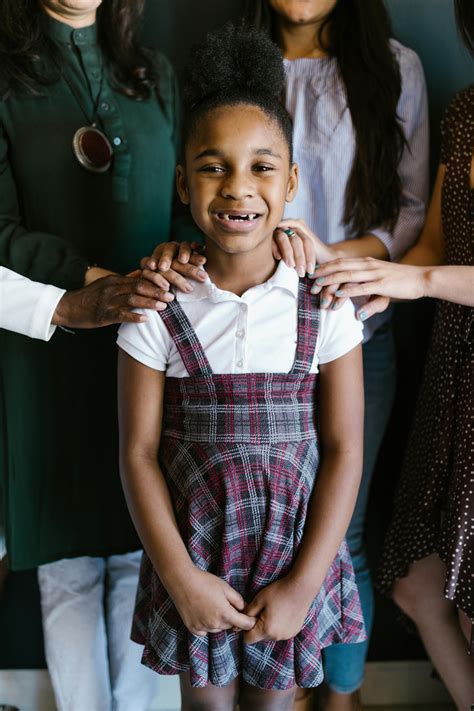 Orange Background 공동 작업 그리는 그림 나타내는 다양성 다양성의 단결 다이나믹한 다채로운 단란함 대담한 색상 대조 독창성 들어 올리기