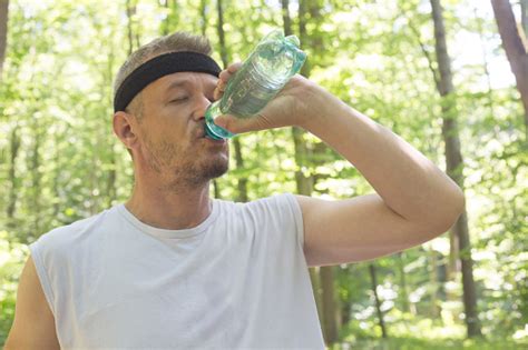 화창한 여름날 숲에서 운동 을 한 후 물 병으로 상쾌한 잘 생긴 성인 남자 40 49세에 대한 스톡 사진 및 기타 이미지 40 49세 T 셔츠 가냘픈 Istock