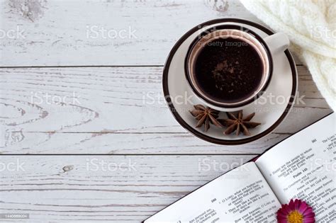 복사 공간이 있는 소박한 겨울 나무 배경에 커피 한 잔이 있는 성경 책 상위 뷰 0명에 대한 스톡 사진 및 기타 이미지 0명 가을 개념 Istock