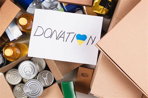 우크라이나에서 사람들을위한 기부 식료품 이 있는 식품 기부 상자 위쪽 보기 0명에 대한 스톡 사진 및 기타 이미지 0명