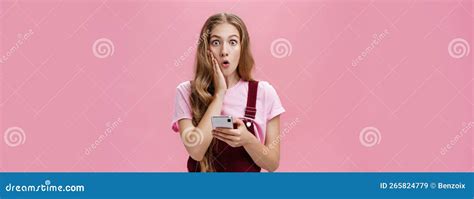 Imagen De La Sorprendida Sorprendida Joven Esbelta Sorprendida Con El Pelo Ondulado En Overoles