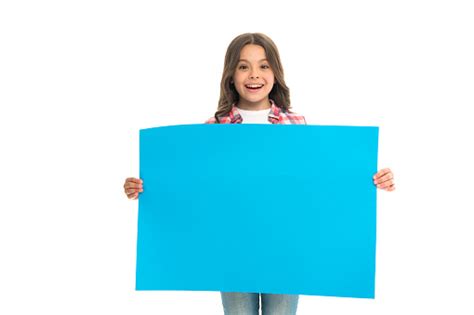 소녀 아이는 빈 표면 복사 공간을 개최합니다 광고 개념 어린이 귀여운 소녀 행복 광고 블루 종이 장소를 운반합니다 아이 쾌활 한 진지한 추천 어린이 시장 광고 6 7 살에