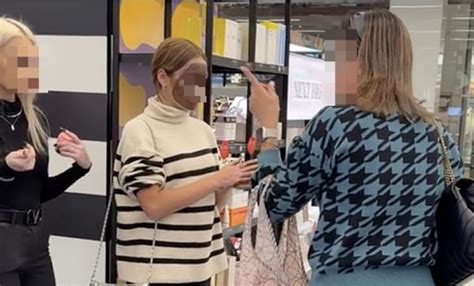 검게 백인 소녀