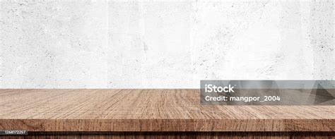 부엌 나무 선반 객실 배경에 식품 및 제품 디스플레이 카운터 나무 테이블 상단 책상 표면 배너 모형 템플릿에 나무 테이블과 흰색