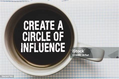 영향의 A 서클 만들기를 보여주는 글을 참고 비즈니스 사진 보여주는 Influencer 지도자 백서에 일부 흰색 텍스트를 떠 있는 블랙 커피와 커피잔 다른 사람들은 동기