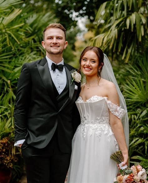 Real Bride Ellie Wearing S261 Veil Lace And Favour