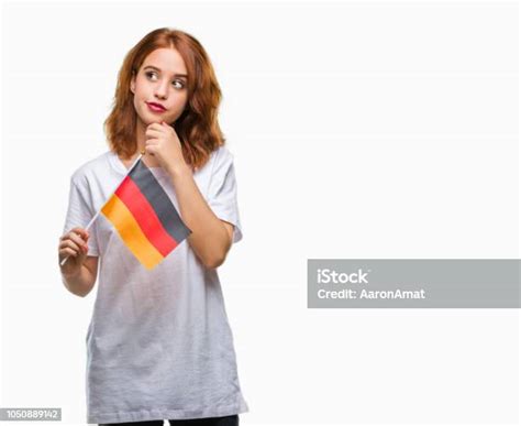 질문 매우 혼란 스 러 워 아이디어에 대해 격리 된 배경 심각한 얼굴 생각에 독일의 국기를 들고 젊은 아름 다운 여자 개념에 대한 스톡 사진 및 기타 이미지 Istock