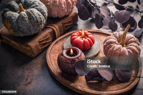 호박과 가을 촛불 장식 나무 가정 장식 정물 향기로운 촛불 가을 시즌 인테리어 장식 세부 사항 10월에 대한 스톡 사진 및 기타 이미지 Istock