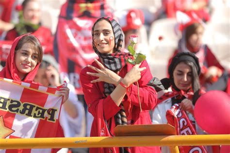 فرارو تصاویر اولین حضور دختران پرسپولیسی در ورزشگاه آزادی