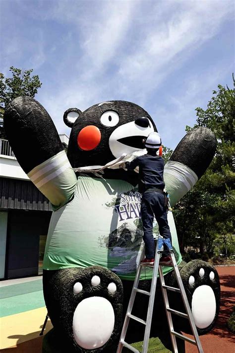 Kumamoto Giant Kumamon Statue Shows Mask Free Smile The Japan News