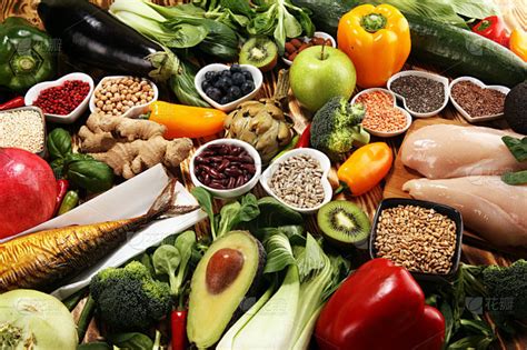 健康的食物，干净的饮食选择。水果，蔬菜，种子，超级食品，谷物，叶蔬菜在乡村背景