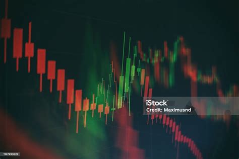 이익 요약 그래프 분석의 회계 회의에서 비즈니스 계획을 수립 하 고 재무 수치를 분석 하 여 실적을 확인 합니다 가격에 대한