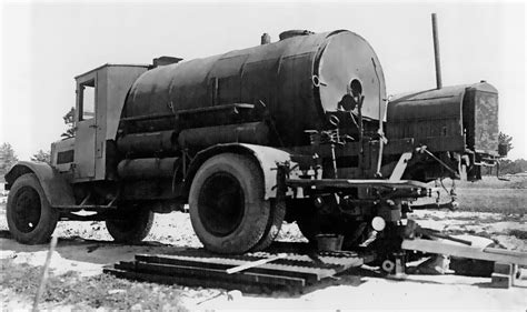 АГЦ «Комсомолец автогудронатор на шасси ЯГ 4 для розлива под давлением дегтя или битума