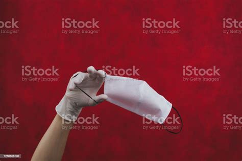 흰색 보호 마스크는 흰색 수술 장갑과 함께 손에 걸려 호흡기 질환 및 바이러스에 대한 예방 조치 의료 호흡 붕대 가사 집안일에 대한 스톡 사진 및 기타 이미지 Istock