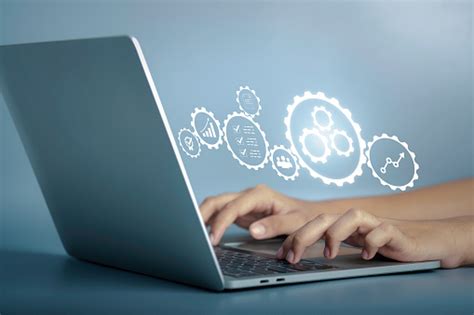 운영 관리 비즈니스 프로세스 제어 최적화 산업 기술 및 워크 플로우 개념 문제 해결 고성능 품질 관리 가상 기어 아이콘이 있는 노트북을 사용하는 손 0명에 대한 스톡 사진