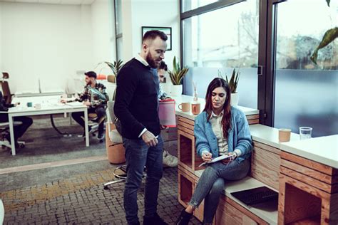 남성 프로젝트 관리자에게 프로젝트에 대한 잠재적 후보자를 보여주는 여성 Hr 관리자 20 24세에 대한 스톡 사진 및 기타 이미지 20 24세 25 29세 30 34