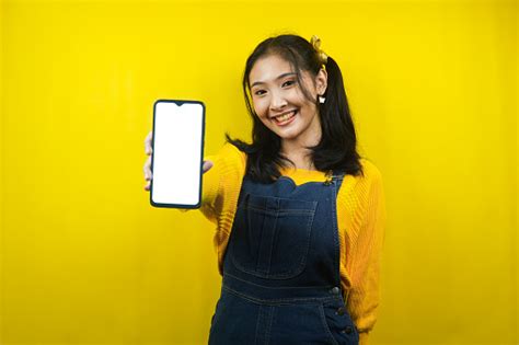 예쁘고 귀여운 젊은 여성 쾌활 자신감 스마트 폰을 들고 손 빈 또는 흰색 화면 스마트 폰 응용 프로그램을 홍보 제품 홍보 광고 고립 사색에 대한 스톡 사진 및 기타 이미지