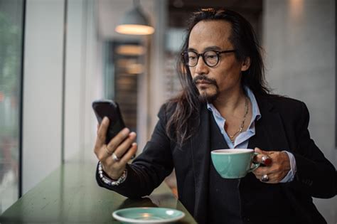 커피 브레이크에 스마트 휴대 전화를 사용 하 여 중 년 신사 기업 비즈니스에 대한 스톡 사진 및 기타 이미지 기업 비즈니스