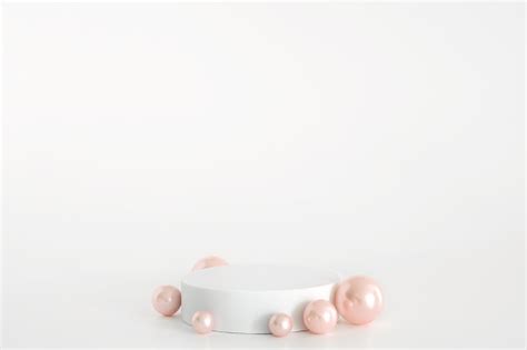 흰색 배경에 파스텔 핑크 진주와 흰색 연단 간단한 기하학적 형태 제품 화장품 프리젠 테이션연단 창조적 인 조롱 미용 제품을 위한