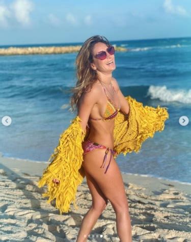 Geraldine Baz N En Bikini Y Lejos Del Esc Ndalo De Gabriel Soto Inici El Con Sus Hijas En