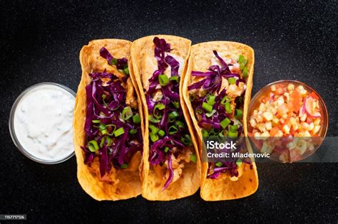 닭고기 구운 채소 양파 보라색 양배추를 곁들인 전통 멕시코 타코와 화이트 소스와 레드 소스가 함께 제공됩니다 맨 위 보기 어두운 배경 복사 공간 0명에 대한 스톡 사진 및