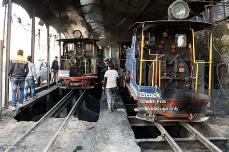 유명한 장난감 열차인 인도와 함께 다르질링에서 구움까지 드라이브할 증기 기관차를 준비합니다 Unesco 조직된 단체에 대한 스톡 사진 및 기타 이미지 Istock