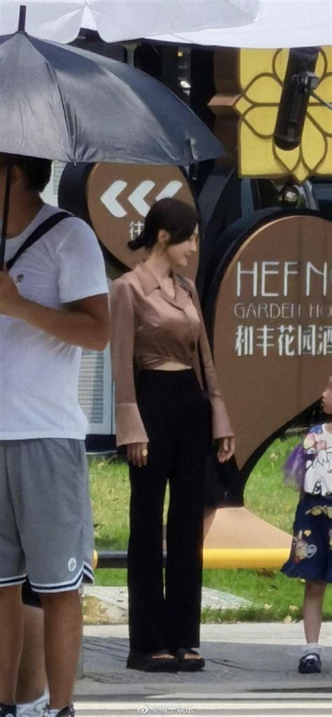 秦岚新戏路透曝光 背薄腿长露细腰气质极佳 搜狐大视野 搜狐新闻