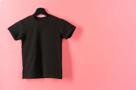 Черные футболки с копией пространства Премиум Фото