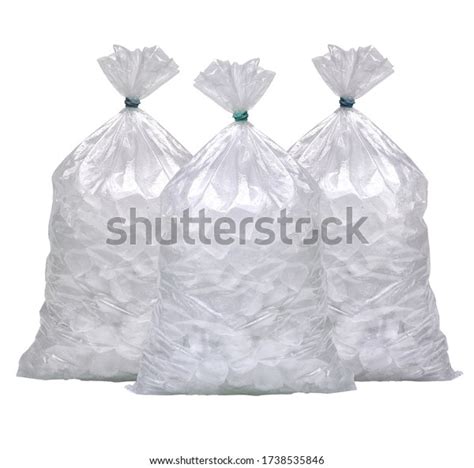 비닐봉지 안에 있는 정육면체 클리핑 패스를 스톡 사진지금 편집 1738535846